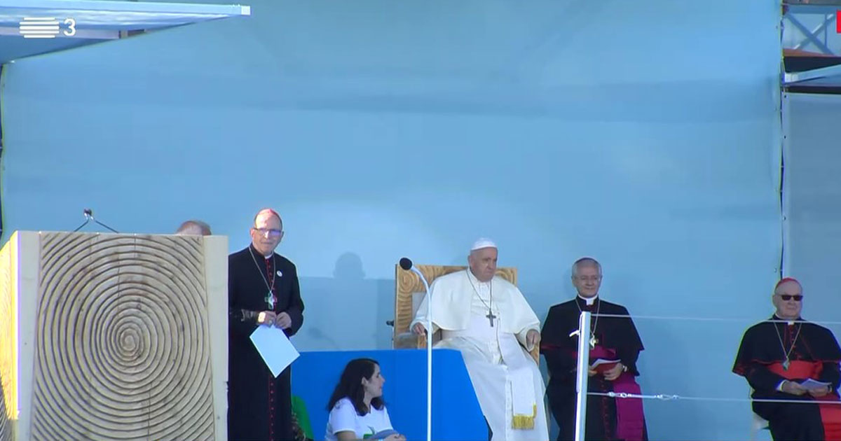 Escultor Paulo Neves ofereceu cadeirão e ambão da cerimónia no Parque ...